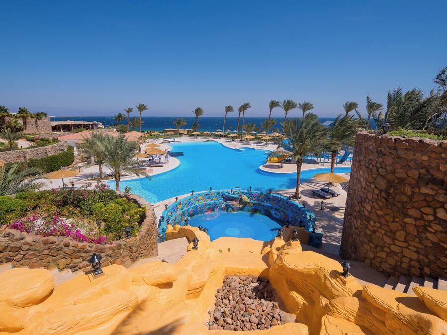 3 piscinas interiores, 3 piscinas exteriores