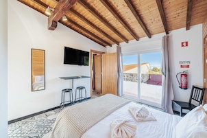 Apartamento família, 1 quarto | Cortinas blackout, ferros/tábuas de passar roupa, Wi-Fi de cortesia