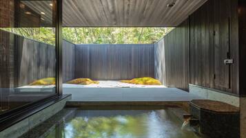 Suite ( WA ) | Casa de banho | Um polibã e uma banheira separados, banheira de água mineral