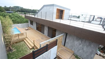 Casa de Férias Família, 2 quartos (Mi-ni - 1 queen and 2 futons) | 1 quarto, Wi-fi grátis, roupa de cama fornecida