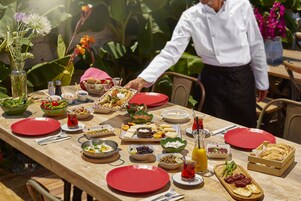 Café da manhã completo grátis todos os dias