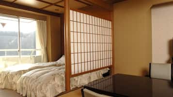 Cofre no quarto, roupa de cama fornecida