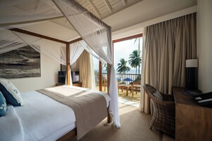 Quarto Duplo Deluxe, 1 cama king-size, casa de banho privativa, vista para o oceano | Minibar, cofre no quarto, com mobília individualizada, secretária 