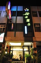 Fachada do alojamento (tarde/noite)