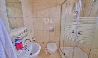 Quarto Quádruplo Familiar | Duche na casa de banho