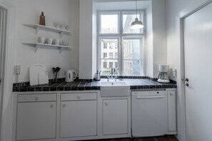 Apartamento, 2 quartos | Cozinha privada | Um frigorífico, um forno, uma placa de cozinha 