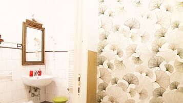 Quarto Duplo Standard | Casa de banho | Um polibã, artigos de higiene pessoal grátis, um secador de cabelo