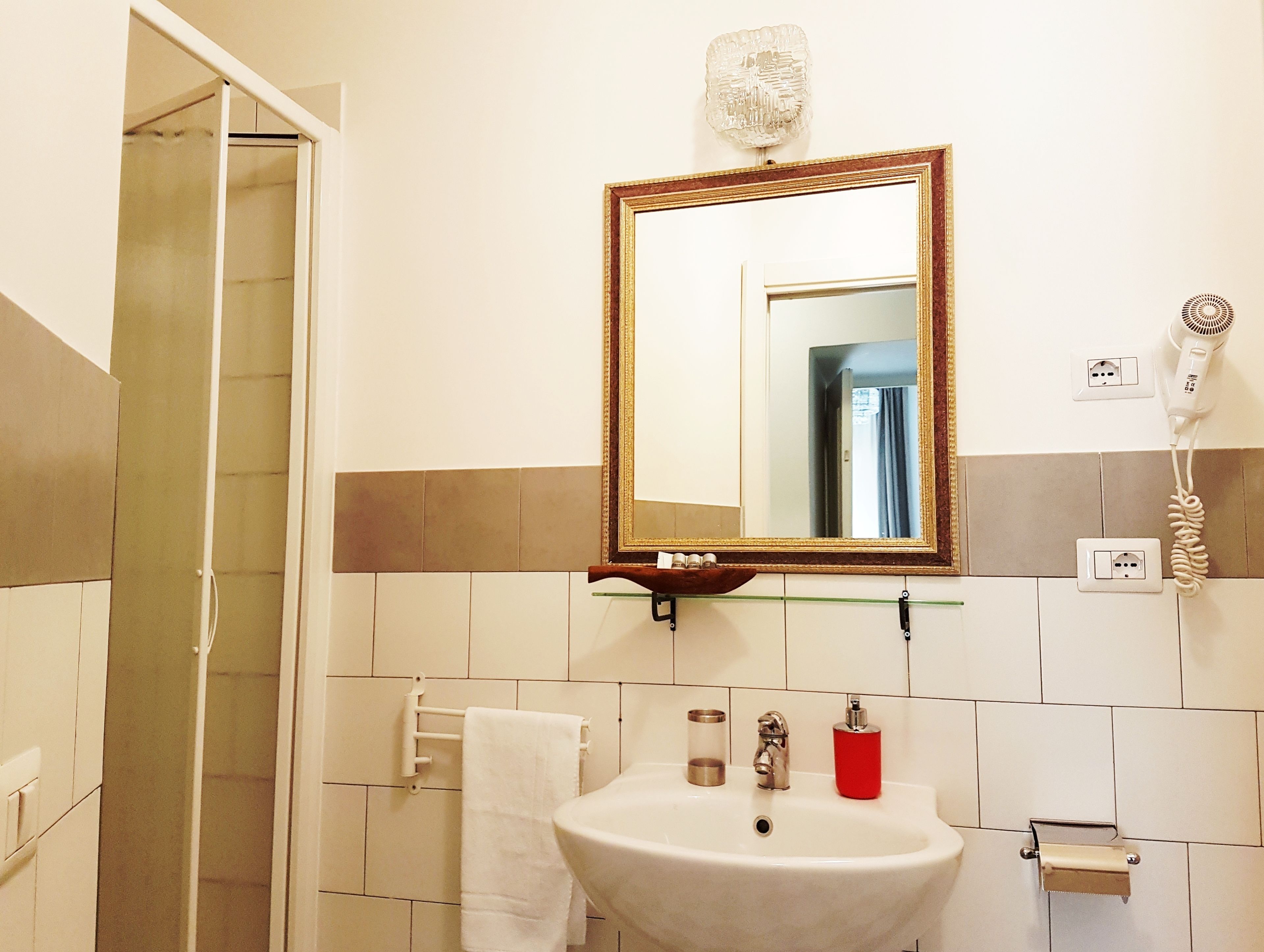 Quarto triplo conforto, vista para a cidade | Banheiro | Chuveiro, produtos de toalete grátis, secador de cabelo, bidê