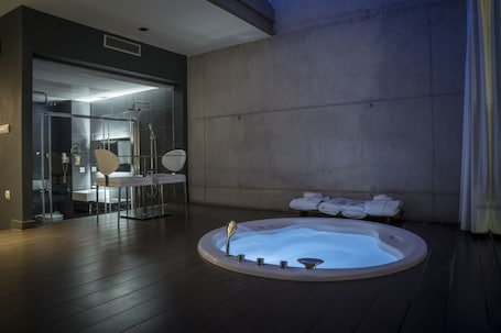 Quarto Duplo Superior (Daikiri) | Banheira de hidromassagem privativa. Motel Shhh