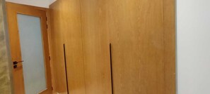 Apartamento Deluxe, 2 quartos | Camas de colchão Select Comfort, minibar, com decoração personalizada 