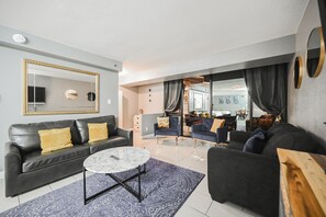 PH Floor Three Bedroom Fountain View | Sala de estar | TV de ecrã plano 
