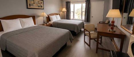 Quarto, 2 camas queen-size | Secretária, ferro/tábua de engomar, Wi-fi grátis