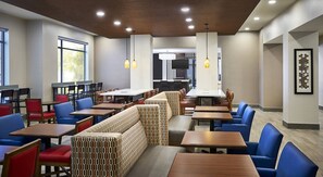 Café da manhã com buffet grátis todos os dias