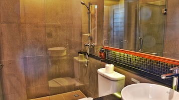 Standard Double Room no Balcony | Banheiro | Chuveiro, produtos de toalete grátis, secador de cabelo, bidê