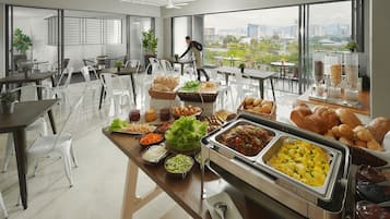 Pequeno-almoço continental diário (37.10 MYR por pessoa)