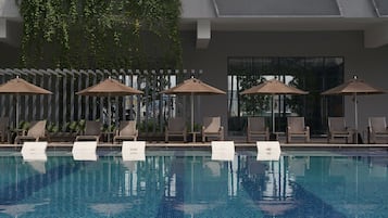 Piscina exterior, espreguiçadeiras