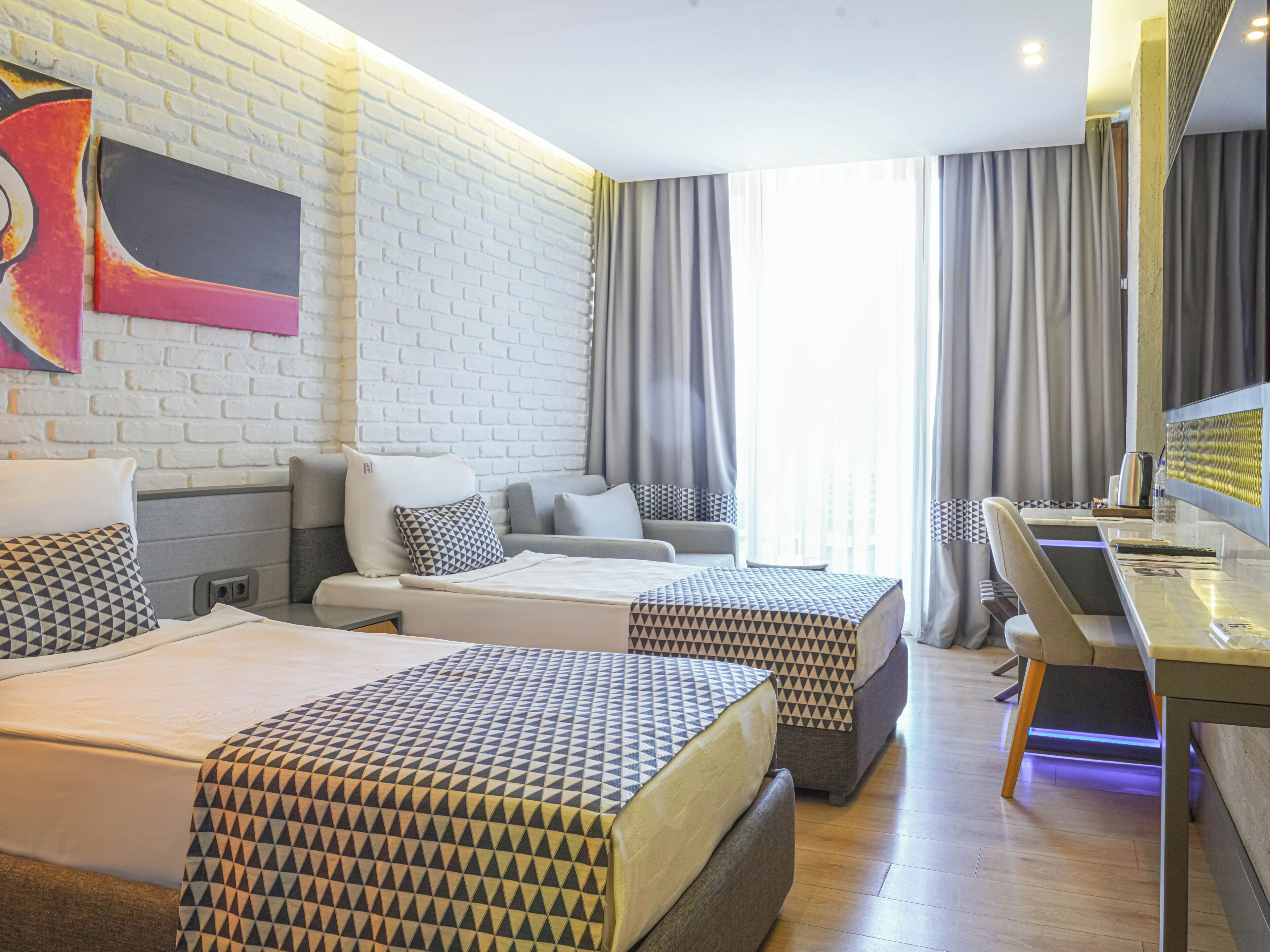 Quarto | Minibar, cofre no quarto, secretária 