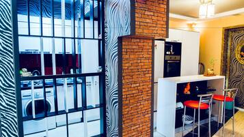 Estúdio Exclusivo, 1 quarto, kitchenette, na torre | Cozinha privada | Um frigorífico, um micro-ondas, uma placa de cozinha