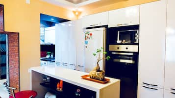 Estúdio Exclusivo, 1 quarto, kitchenette, na torre | Cozinha privada | Um frigorífico, um micro-ondas, uma placa de cozinha