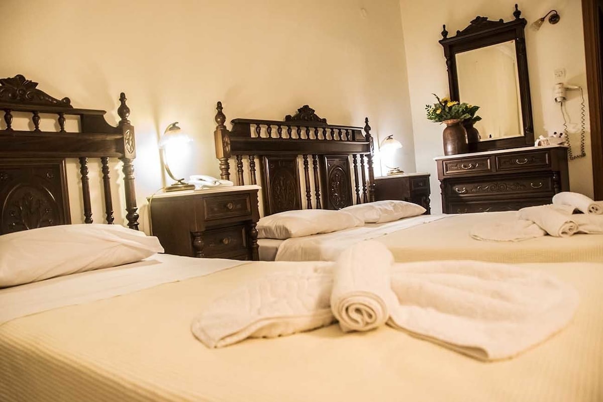 Minibar, cofre no quarto, secretária, ferro/tábua de engomar 