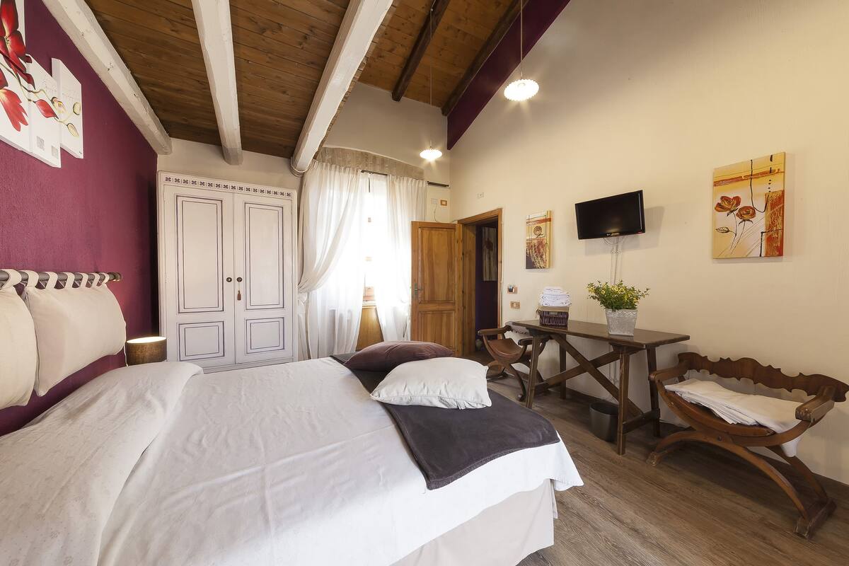 Quarto Clássico com Cama de Casal | Cofre no quarto, secretária, quartos insonorizados, Wi-fi grátis 