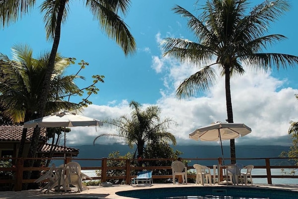 Piscina exterior, espreguiçadeiras