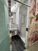 Chuveiro, produtos de toalete grátis, secador de cabelo