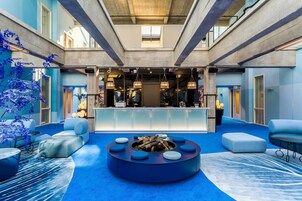 Serve pequenos-almoços e almoços 