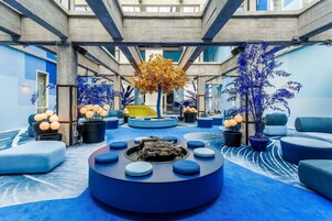 Serve pequenos-almoços e almoços 