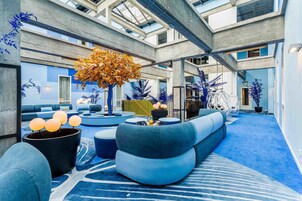 Serve pequenos-almoços e almoços 