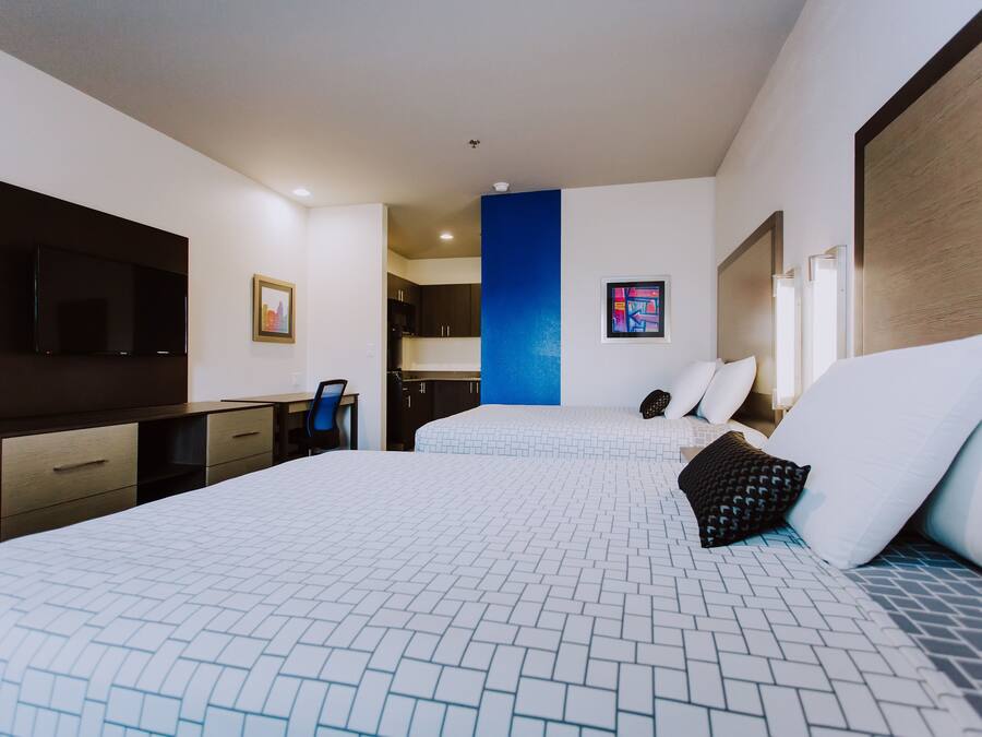 Quarto casal básico, 2 camas Queen | Escrivaninha, ferros/tábuas de passar roupa