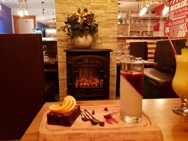 Café da manhã, almoço e jantar; culinária internacional 