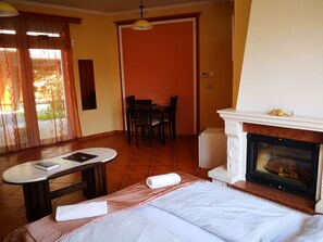 Suite, 1 cama king-size e sofá-cama | Ferro/tábua de engomar, Wi-fi grátis, roupa de cama fornecida 