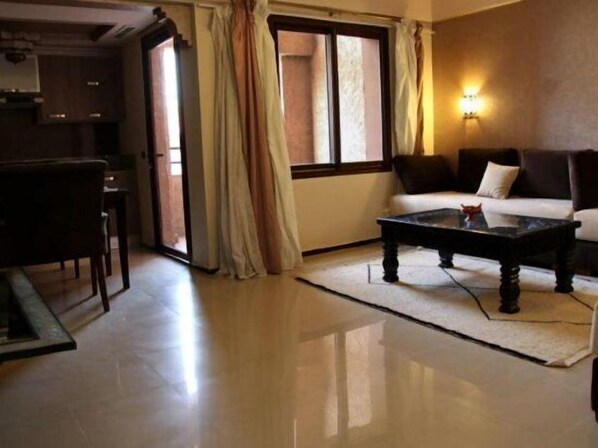 Apartamento, 1 quarto | Sala | Televisor 