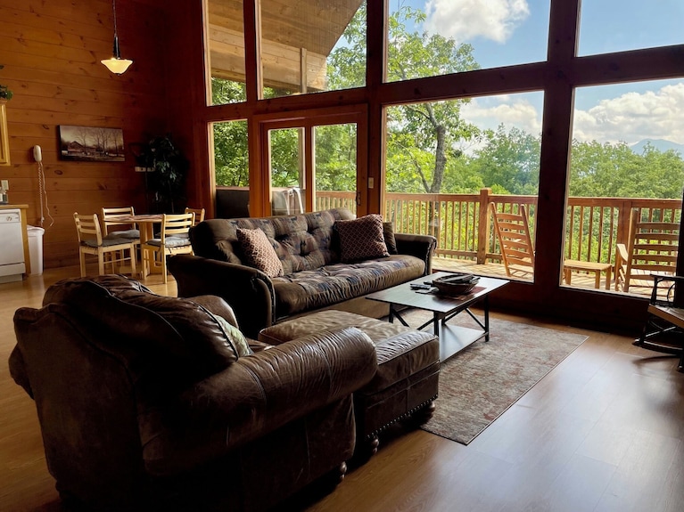 Smoky Mtn Views, King Bed, Hot Tub, Arcade! Wall Of Windows To Take In The View! - Gatlinburg, TN