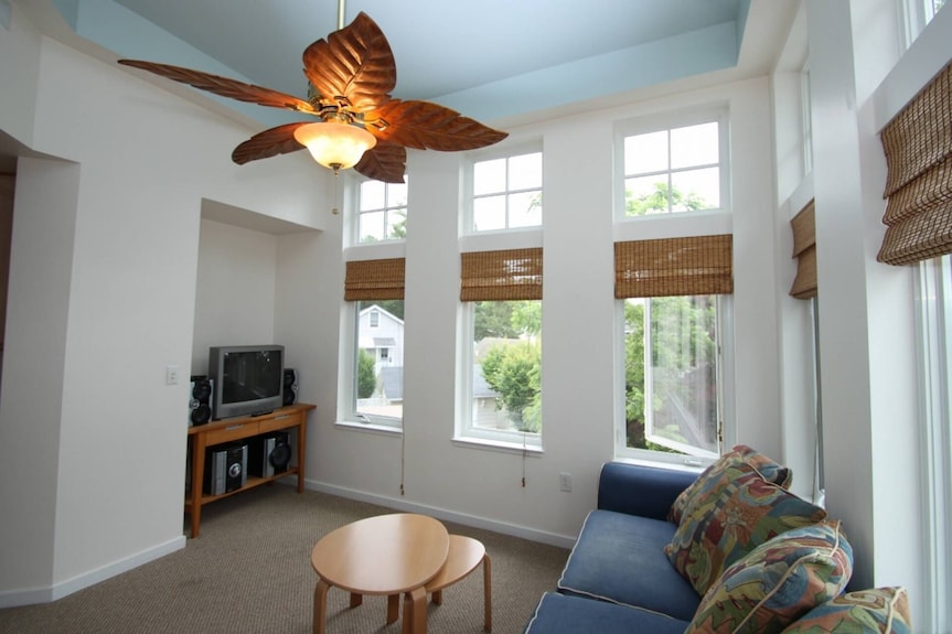 Pet Friendly, 6 Br, 4 Ba Home In Rehoboth, 2 Blocks From Beach, 5 Min To Town W/free Golf And More! - Rehoboth Beach, DE