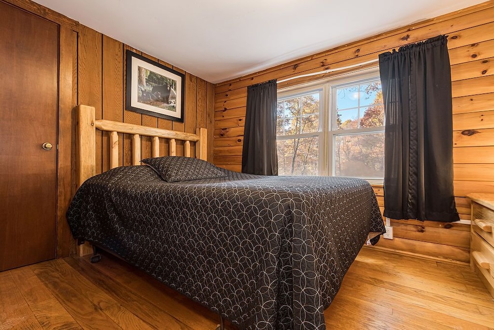 Cedar Lodge | 4br, 2ba, Hot Tub, Fireplace, Private Yard - Farmington, PA