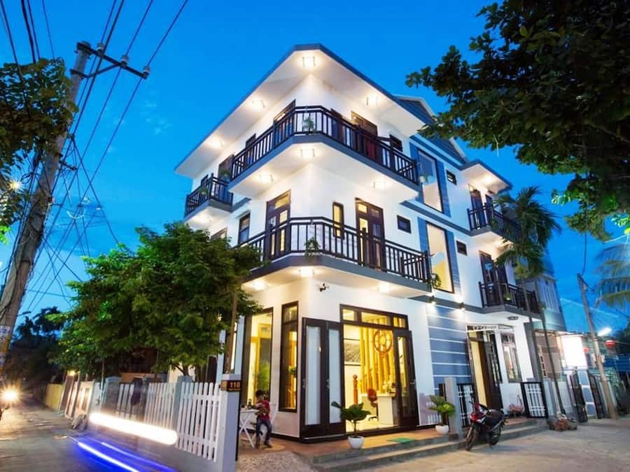 Fachada da propriedade à noite