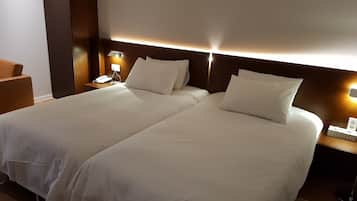 Quarto duplo luxo, 2 camas de solteiro | 1 quarto, Wi-Fi de cortesia