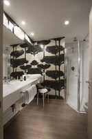 Quarto Duplo ou Twin Básico | Casa de banho | Um polibã, um chuveiro fixo, artigos de higiene pessoal grátis, um bidé 