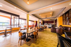 Pequenos-almoços servidos, cozinha local e internacional 