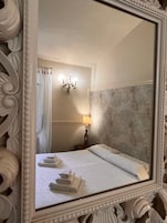 Quarto Duplo | Secretária, Wi-fi grátis, roupa de cama fornecida 