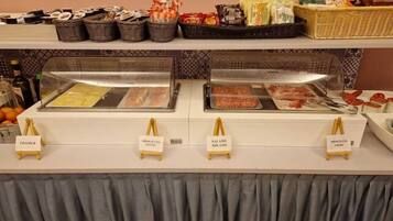 Disposição de buffet com estações de comida identificadas para presunto, salame e presunto cru.