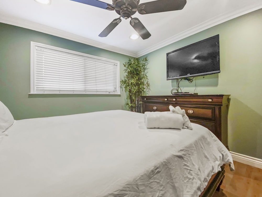 311b Harbor Views And Steps To The Sand - Oceanside, CA