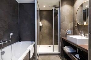 Roupa hipoalergénica, minibar, cofre no quarto 