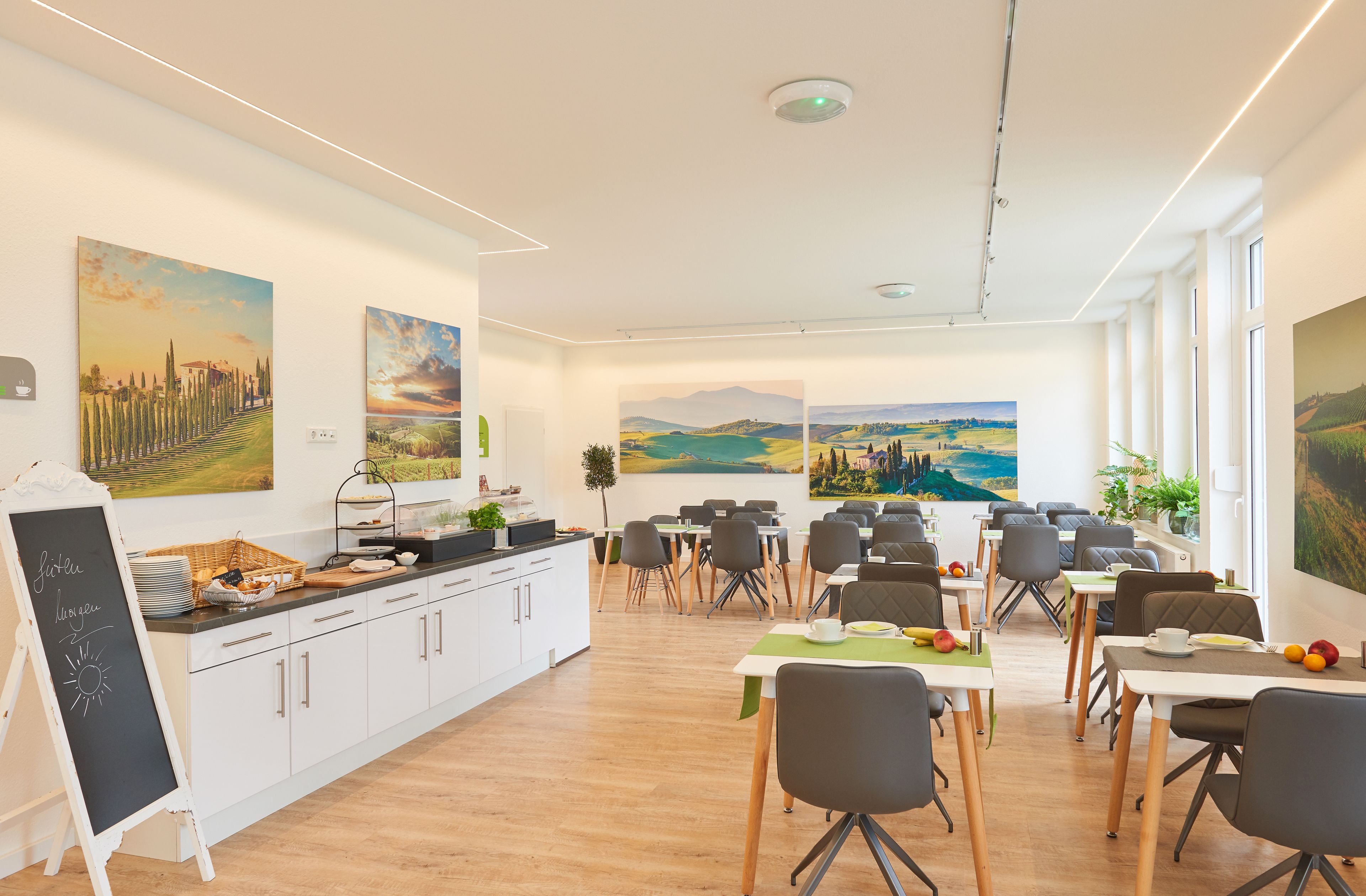 Café da manhã com buffet todos os dias (EUR 10.00 por pessoa) 