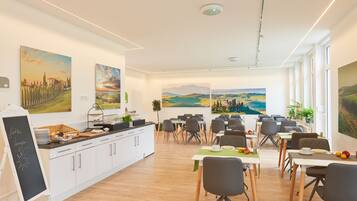 Café da manhã com buffet todos os dias (EUR 10.00 por pessoa)