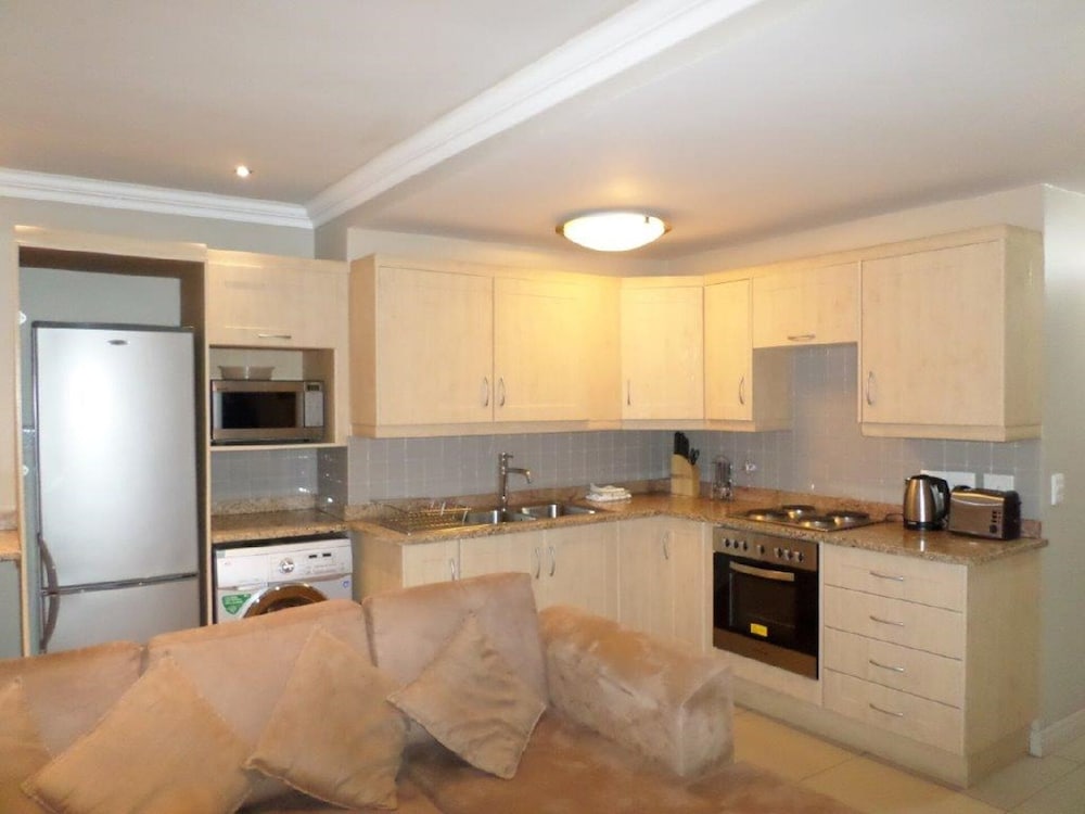 Mount Royal Sandton Large 1 Bed Apartment With Balcony - Sandton