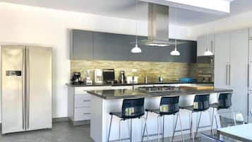 Vila grand, 3 quartos | Cozinha americana privada | Geladeira, micro-ondas, fogão, cooktop