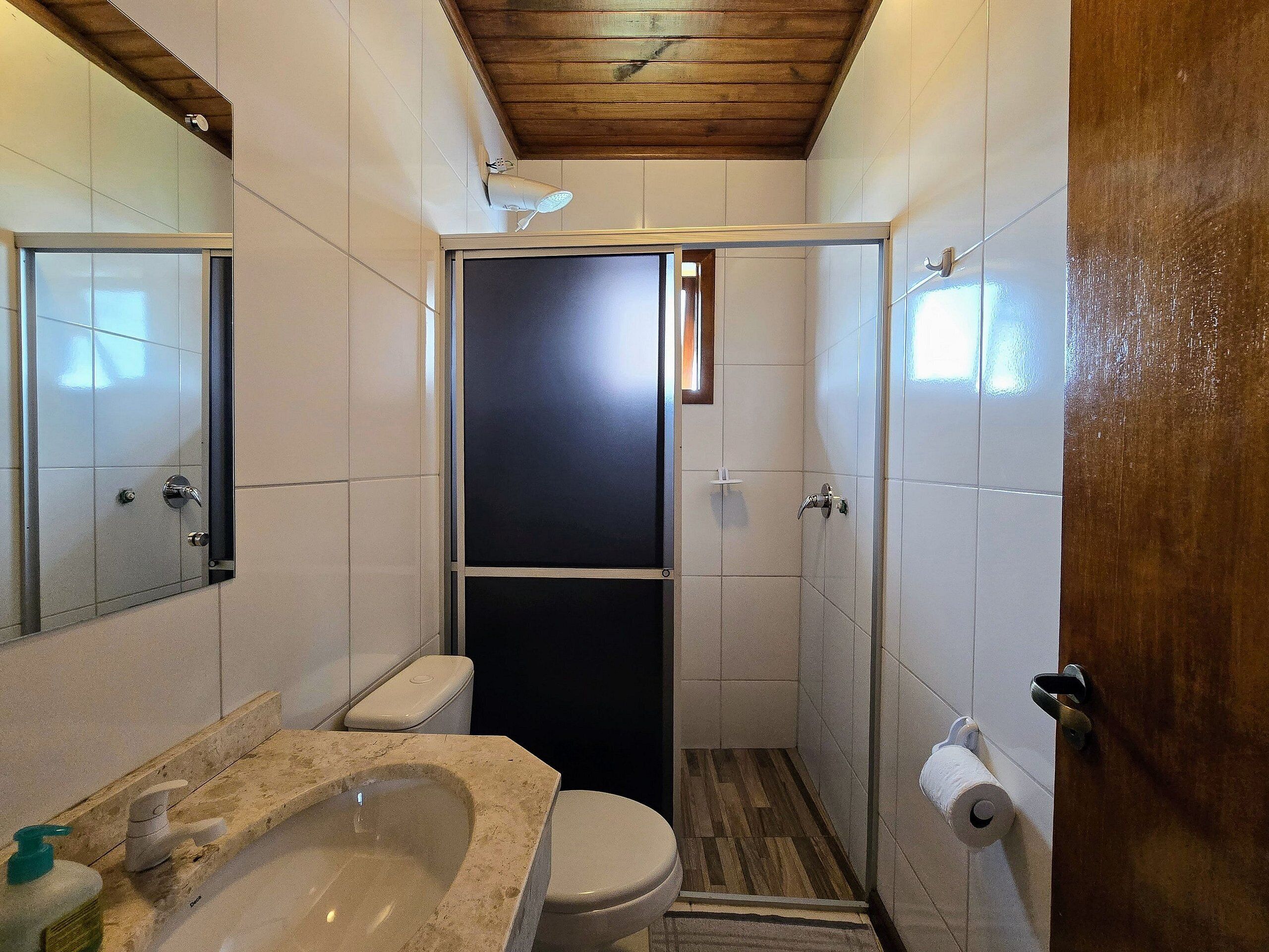 Apartamento superior, cozinha | Banheiro | Chuveiro, toalhas de banho, sabonete, papel higiênico